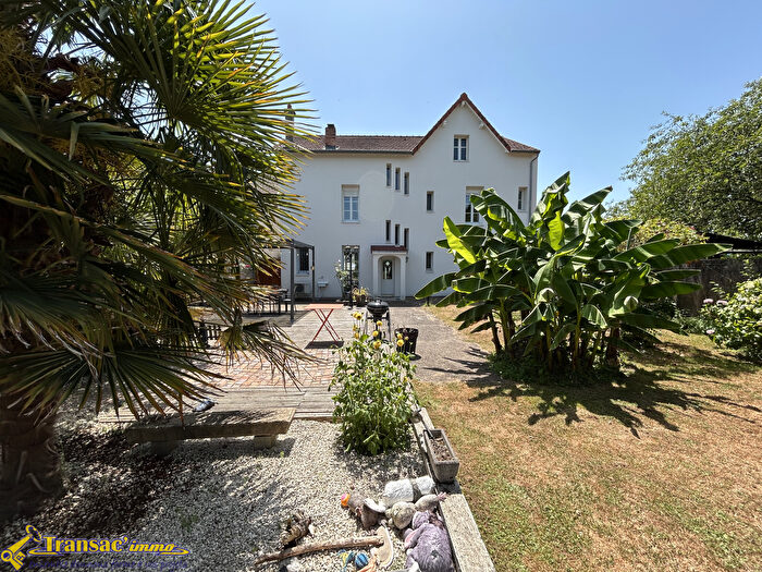Maison à vendre - Puy-Guillaume - 6 pièces - 4 chambres