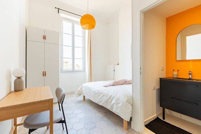 Appartement à louer - Noailles, Marseille er arrondissement - 8 pièces - 7 chambres