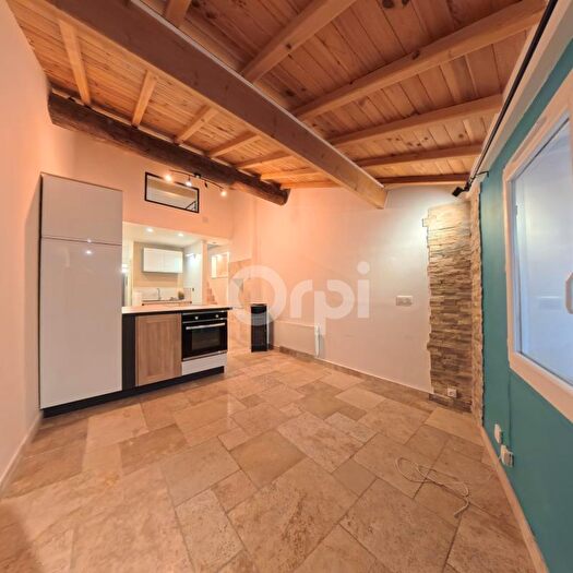 Appartement à louer - Roquebrune-sur-Argens, Village - 3 pièces - 2 chambres