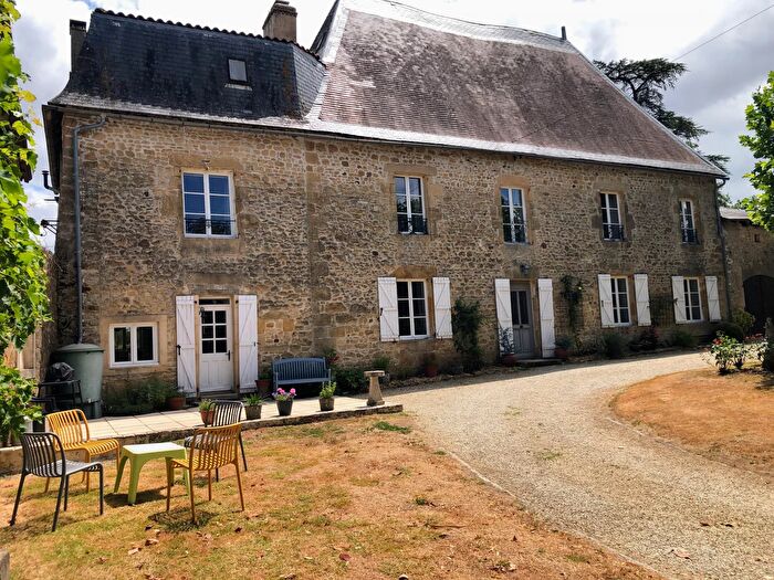 Maison à vendre - Pressac - 11 pièces - 5 chambres