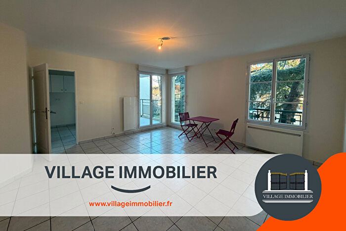 Appartement à louer - Saint-Priest, Village - 2 pièces - 1 chambre