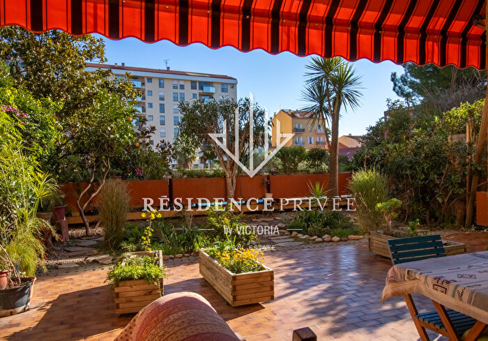 Appartement à vendre - Hyères, Centre-ville - 2 pièces - 1 chambre