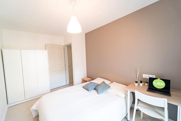 Appartement à louer - Angoulême, Centre-ville - 1 pièce - 6 chambres