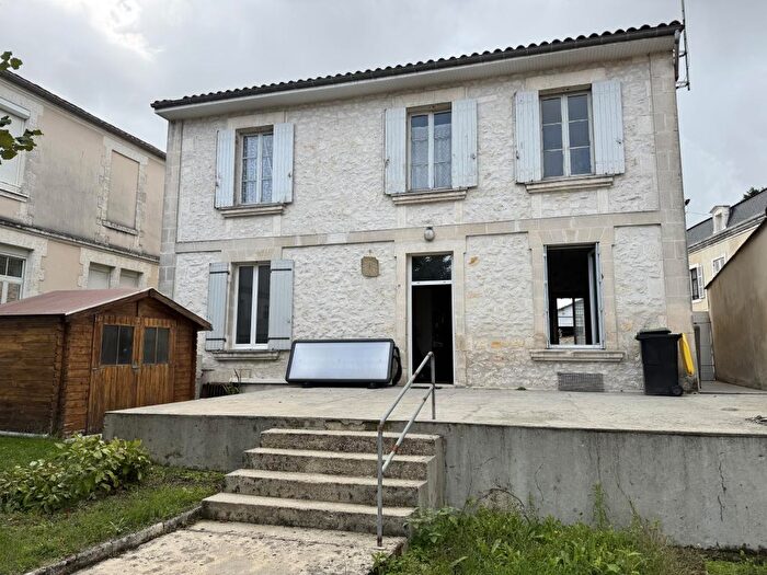 Maison à vendre - Barbezieux-Saint-Hilaire - 8 pièces - 4 chambres