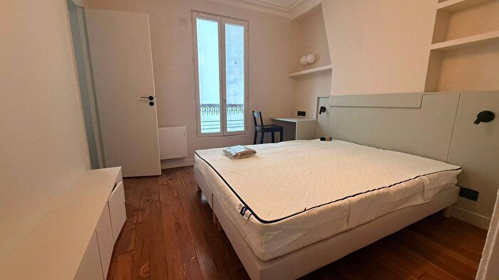 Appartement à louer - La Fourche-Guy Môquet, Paris ème arrondissement - 2 pièces - 1 chambre