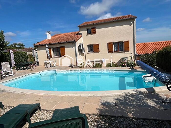 Maison 7 pièces à Juillac-le-Coq, à vendre