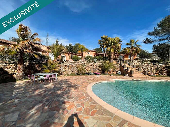 Maison à vendre - Roquebrune-sur-Argens, La Bouverie - 10 pièces - 8 chambres