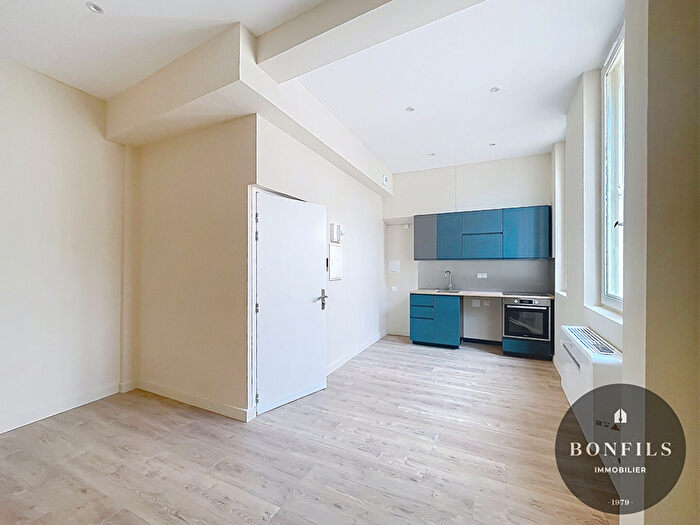 Avignon, Palais des Papes, Zone Piétonne : Appartement 2 pièces à louer