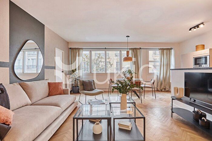 Appartement à louer - Muette Sud, Paris ème arrondissement - 3 pièces - 2 chambres