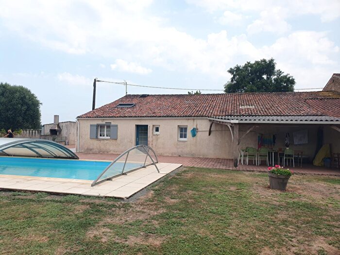 Maison à vendre - Rioux - 5 pièces - 3 chambres