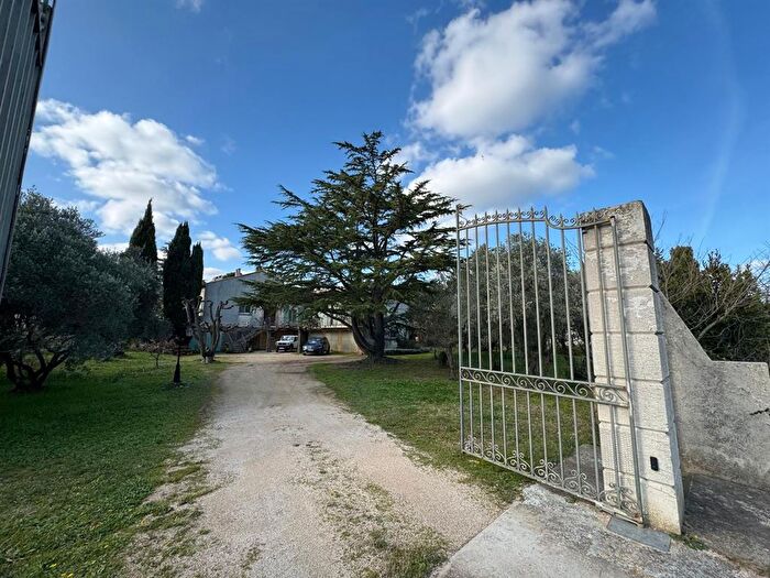 Maison à vendre - Saint-Martin-de-Crau - 11 pièces - 5 chambres