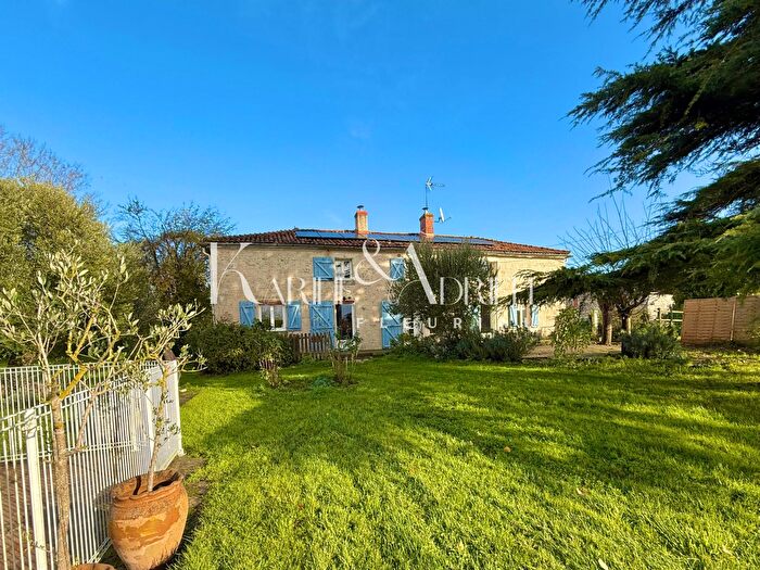 Maison à vendre - Velluire - 7 pièces - 5 chambres