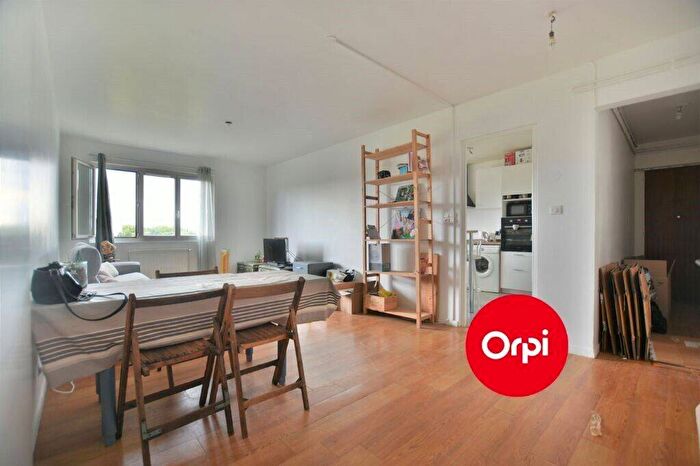 Appartement à louer - Bel Air-La Cordière-Ménival, Saint-Priest - 5 pièces - 4 chambres