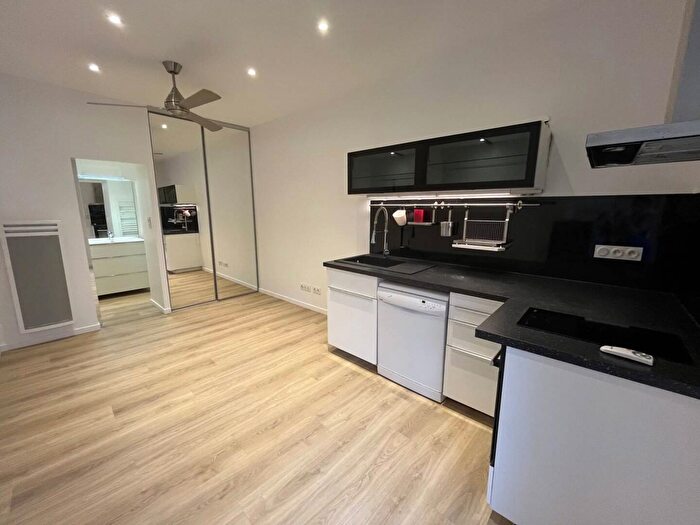 Appartement à louer - Casernes, Nîmes - 1 pièce