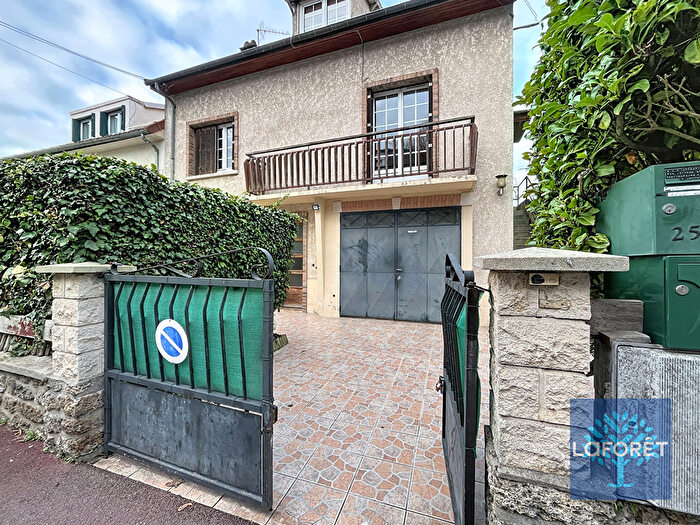 Maison à louer - Chilly-Mazarin, Centre-ville - 9 pièces - 6 chambres