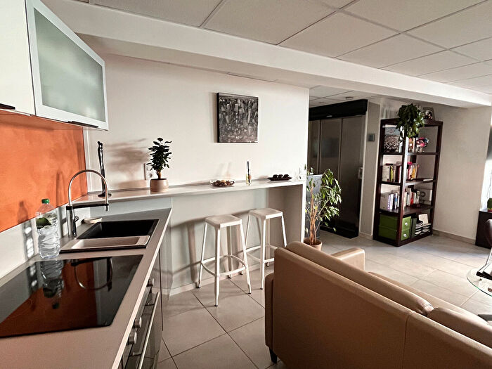 Maisons à vendre et appartements à louer - 1