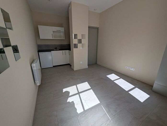 Appartement à louer - Nîmes, Tour Magne - 1 pièce