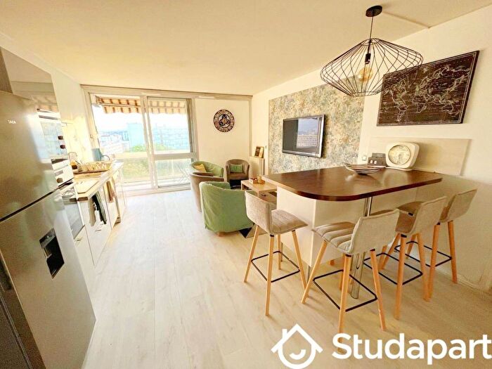 Appartement à louer - Le Bachut, Lyon ème arrondissement - 1 pièce - 2 chambres