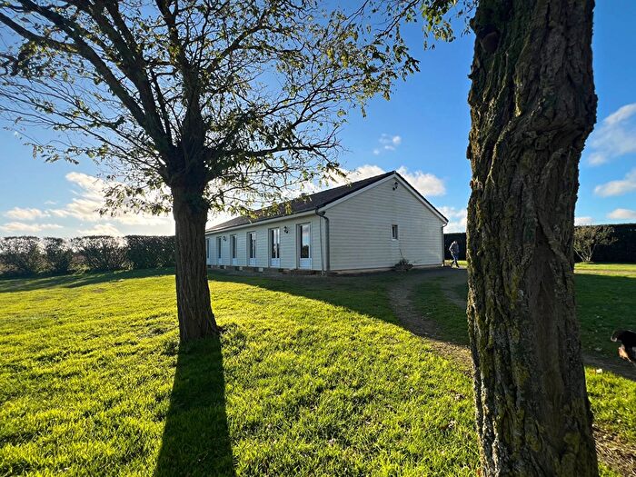 Maison à vendre - Civaux - 6 pièces - 5 chambres