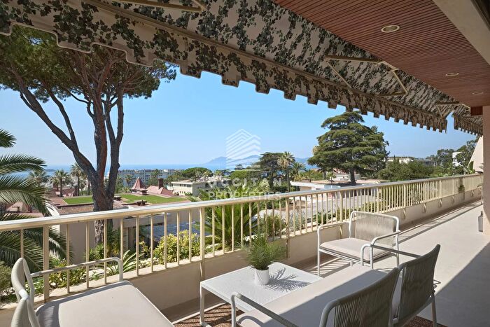Cannes, Californie Pezou : Appartement 5 pièces à vendre