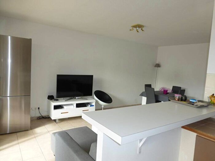 Appartement à louer - Sud Est Ouest, Pélissanne - 2 pièces - 1 chambre