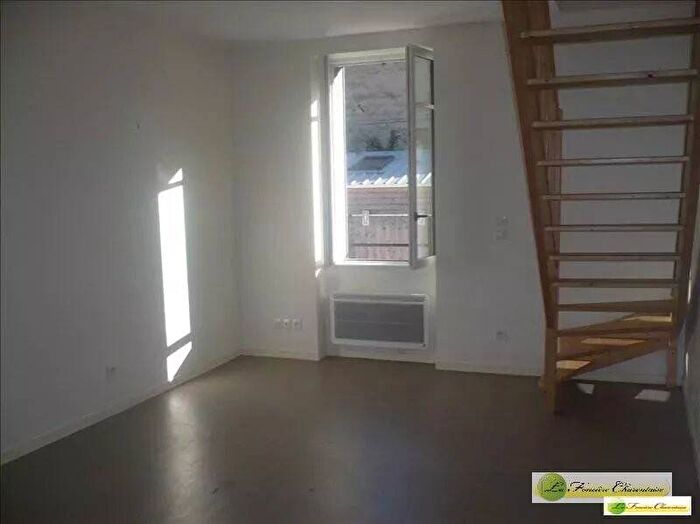 Appartement à louer - Vieil Angoulême-Centre Ville - 1 pièce