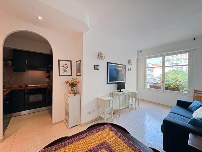 Appartement à louer - Nice, Carré dor - 2 pièces - 1 chambre