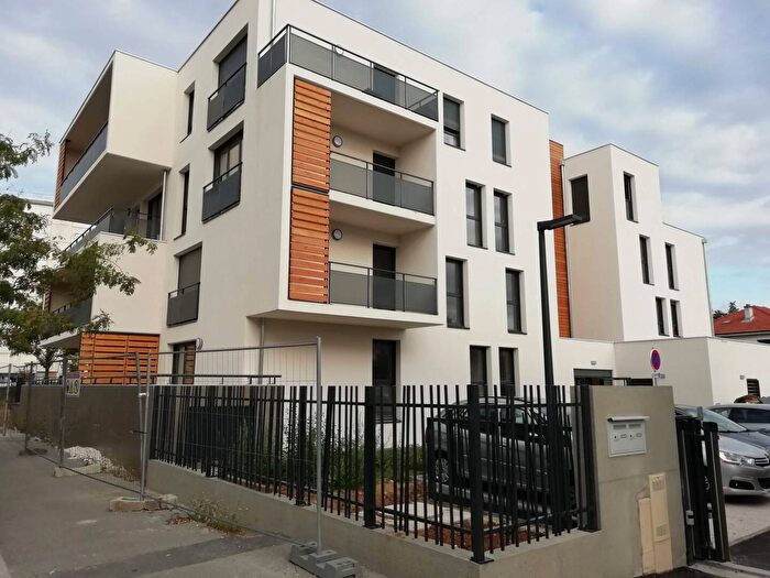 Appartement à louer - La Pagère-Bron Église-Le Terraillon-Saint Jean - 3 pièces - 2 chambres