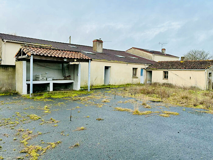 Maison à vendre - Saint-Hilaire-de-Loulay - 7 pièces - 5 chambres