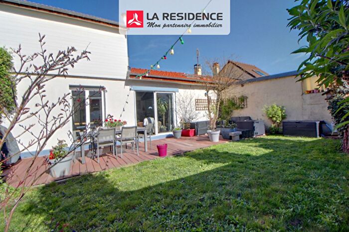 Les Clayes-sous-Bois, Nord : Maison 4 pièces à vendre