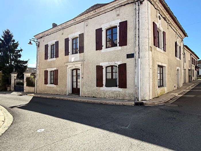 Saint-Séverin : Maison 6 pièces à vendre