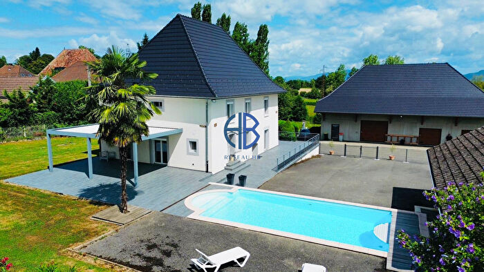 Maison à vendre - Saint-Genix-sur-Guiers - 8 pièces - 3 chambres