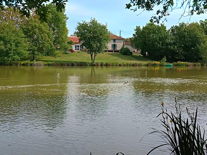 Maison à vendre - LIsle-Jourdain - 9 pièces - 6 chambres