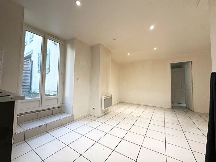 Appartement à louer - Fontaine-le-Port - 2 pièces - 1 chambre