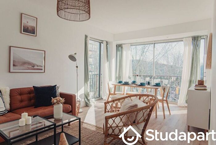 Appartement à louer - Parc Saint Cyr-Haut de Fontenay, Fontenay-le-Fleury - 1 pièce - 1 chambre