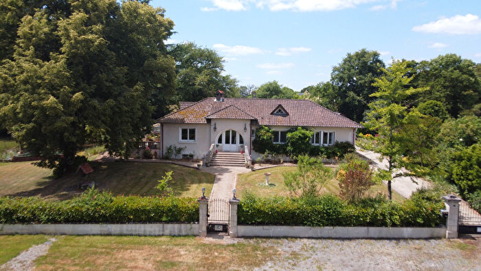 Maison à vendre - Bussière-Poitevine - 6 pièces - 4 chambres