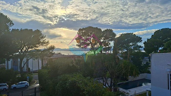 Appartement à louer - Saint-Raphaël, Santa-Lucia - 2 pièces - 1 chambre