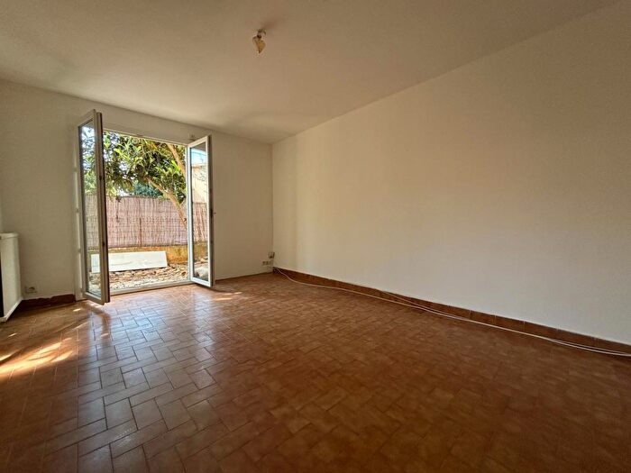 Maison à louer - Villeneuve-lès-Avignon, Centre-ville, Stade - 5 pièces - 4 chambres