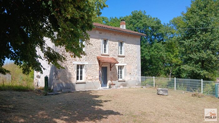 Saint-Laurent-de-Belzagot - Maison 5 pièces à vendre
