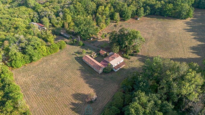 Villefranche-du-Périgord : Maison 8 pièces à vendre