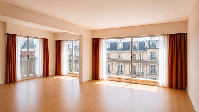 Paris 18ème, Grandes Carrières, Clichy : Appartement 5 pièces à vendre
