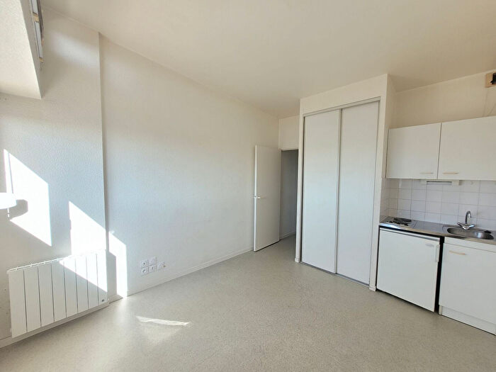 Appartement à louer - Quartiers Centre, Saint-Hélier, Gare - 1 pièce