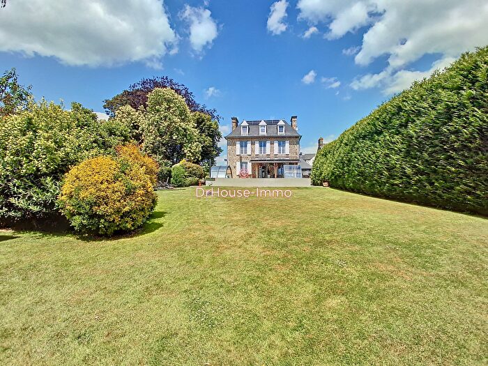 Maison à vendre - Saint-Hilaire-du-Harcouët - 7 pièces - 5 chambres