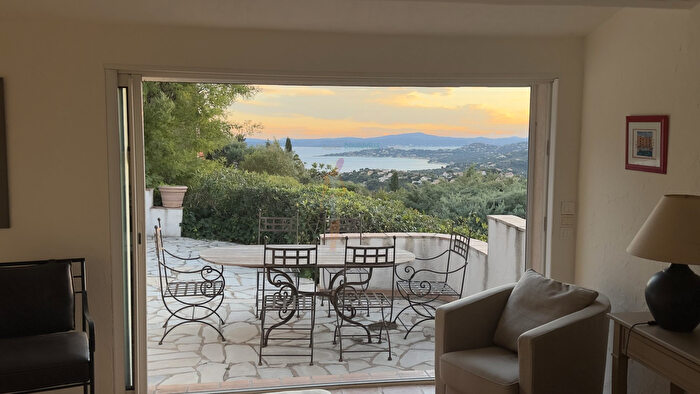 Maison à vendre - Roquebrune-sur-Argens - 5 pièces - 4 chambres