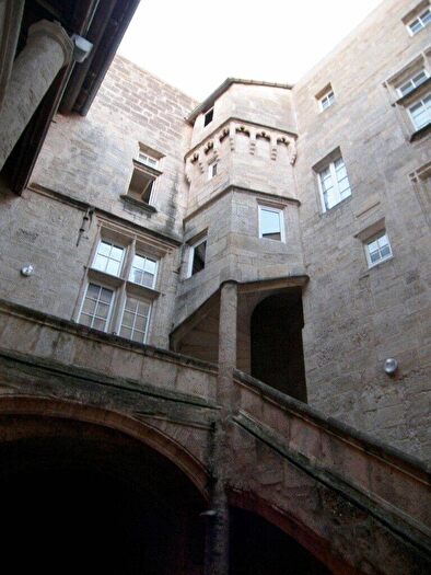 Centre Ville, Pézenas : Appartement 2 pièces à louer