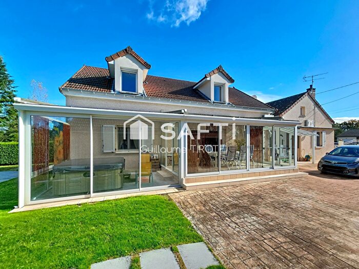 Maison à vendre - Saint-Rémy-en-Rollat - 7 pièces - 5 chambres