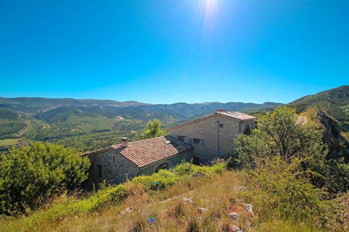 Montbrun-les-Bains - Maison 8 pièces à vendre