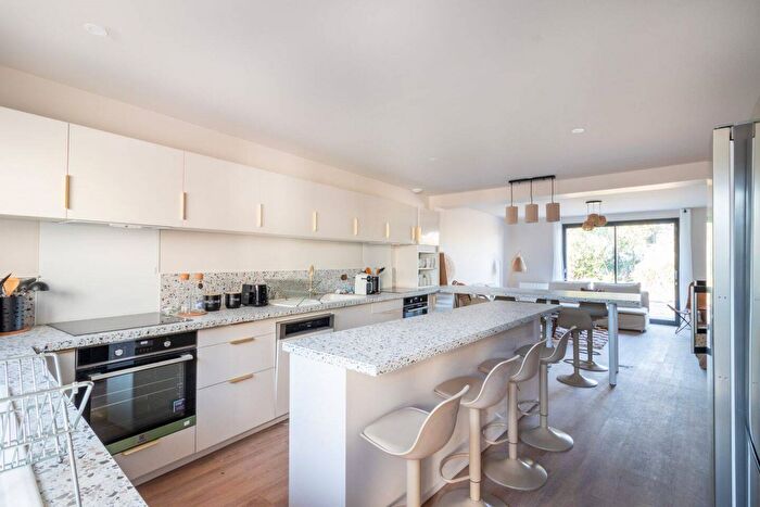 Maison 15 pièces à louer à Brivazac, Pessac