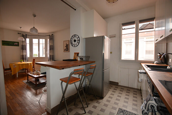 Appartement à louer - Courbevoie, Marceau République - 3 pièces - 2 chambres