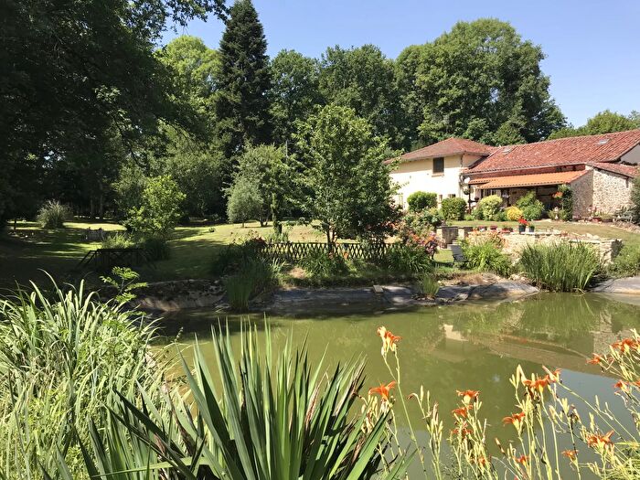 Maison à vendre - Roumazières-Loubert - 8 pièces - 3 chambres